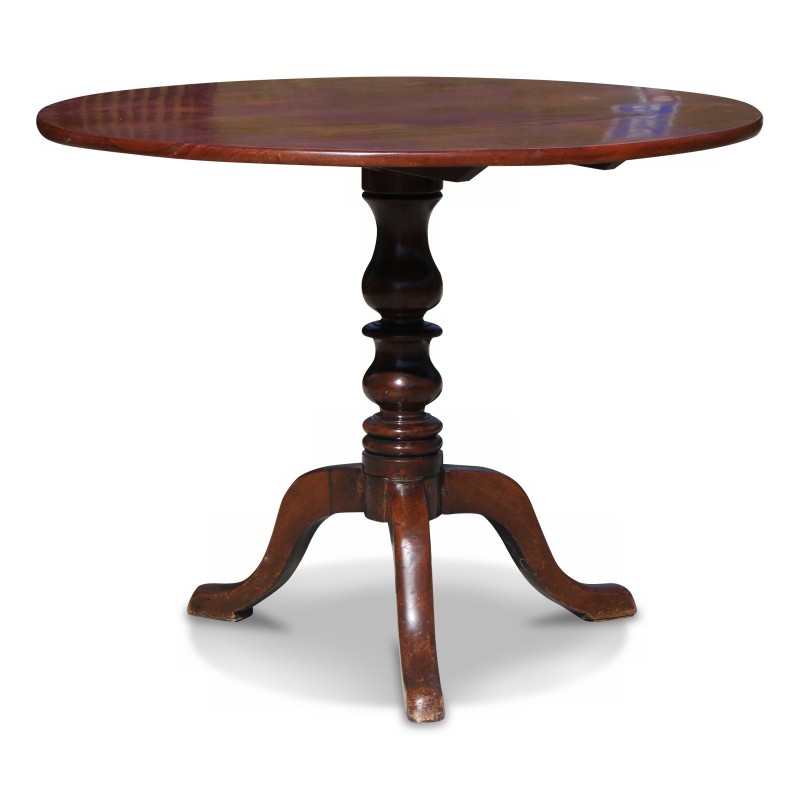 Ein runder Mahagonitisch mit drei zentralen Beinen